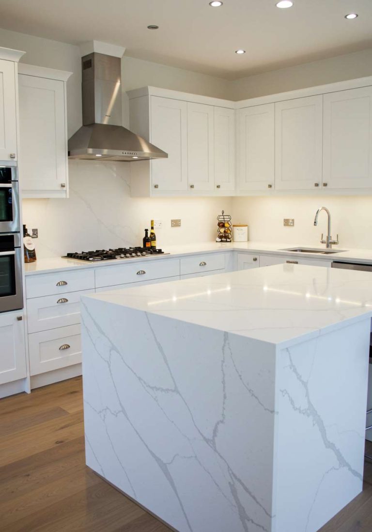 10 Gorgeous Kitchens Featuring White Quartz Countertops with White ...