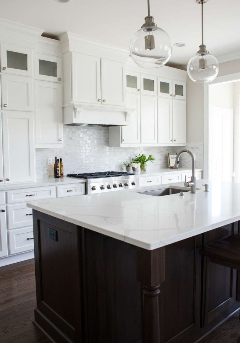 10 Gorgeous Kitchens Featuring White Quartz Countertops with White ...